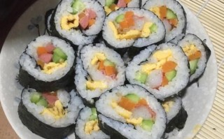 自制寿司的家常做法_寿司卷怎么卷不散
