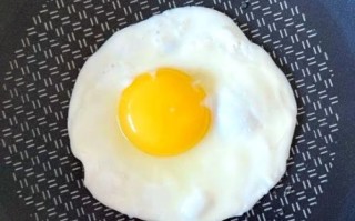 煎鸡蛋怎么不粘锅_煎鸡蛋几分钟熟