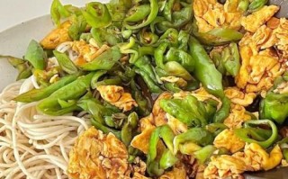 青椒炒蛋盖浇面怎么做_青椒炒蛋盖浇面热量高吗