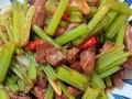 香芹炒肉怎么做最好吃_香芹炒肉要不要焯水