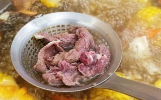 涮牛肉火锅汤底怎么做_家庭版清汤牛骨汤底