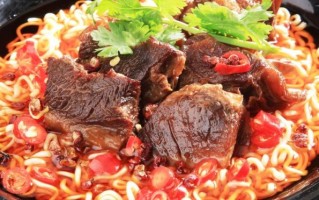 红烧牛肉面辣吗_红烧牛肉面辣不辣