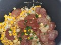 香肠煲仔饭怎么做_香肠煲仔饭锅巴怎么做
