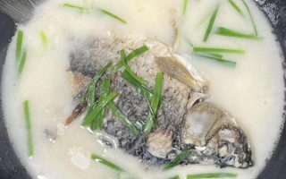 清炖小鲫鱼怎么做好吃_清炖小鲫鱼汤的家常做法