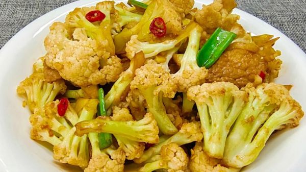 洋葱炒花菜怎么做_花菜焯水几分钟-第1张图片-山城妙识