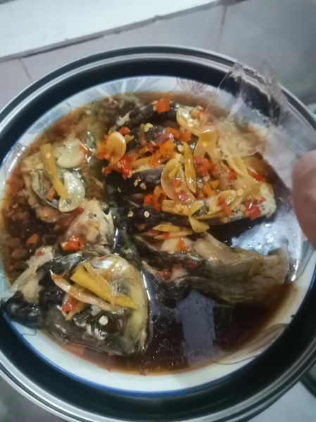 清蒸鲤鱼怎么做_清蒸鲤鱼的家常做法步骤-第2张图片-山城妙识 清蒸鲤鱼怎么做_清蒸鲤鱼的家常做法步骤-第2张图片-山城妙识
