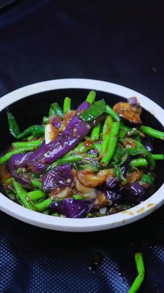 豇豆炒茄子怎么做好吃_豇豆炒茄子需要焯水吗-第1张图片-山城妙识