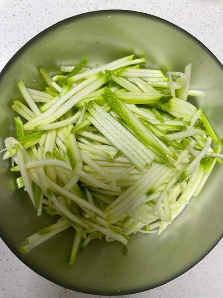 西葫芦凉拌怎么做_西葫芦凉拌需要焯水吗-第1张图片-山城妙识