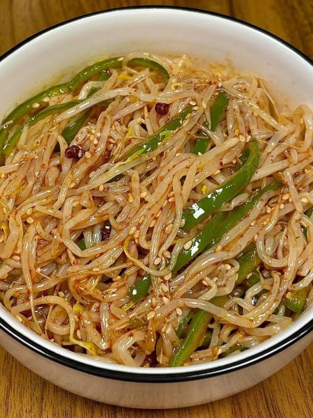 拌豆芽凉菜怎么做_豆芽焯水几分钟口感脆-第1张图片-山城妙识