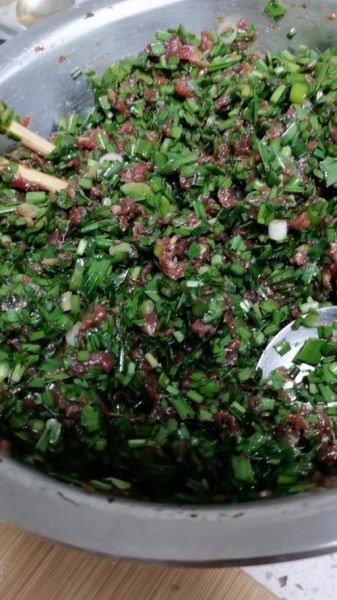 牛肉韭菜饺子馅怎么调好吃_牛肉韭菜饺子馅做法窍门-第1张图片-山城妙识