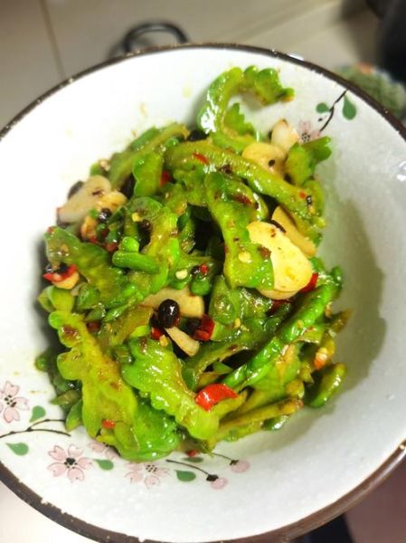 清炒苦瓜怎么炒才不苦_清炒苦瓜的家常做法-第1张图片-山城妙识