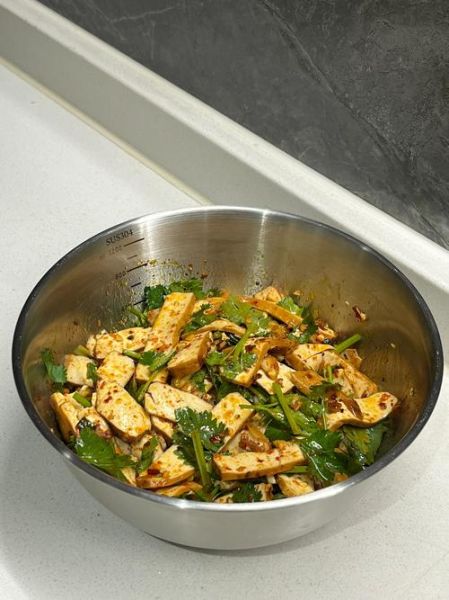 凉拌豆腐干怎么做好吃_凉拌豆腐干要不要焯水-第1张图片-山城妙识