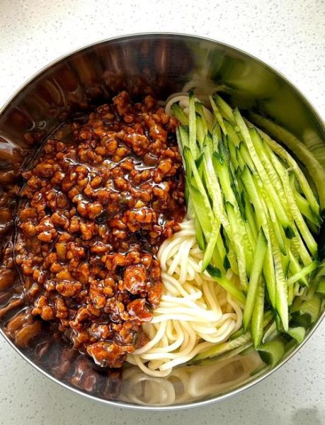 家常炸酱面怎么做_炸酱面酱汁怎么调-第2张图片-山城妙识