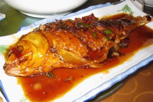 家常炖鲤鱼怎么做_炖鲤鱼需要焯水吗-第3张图片-山城妙识