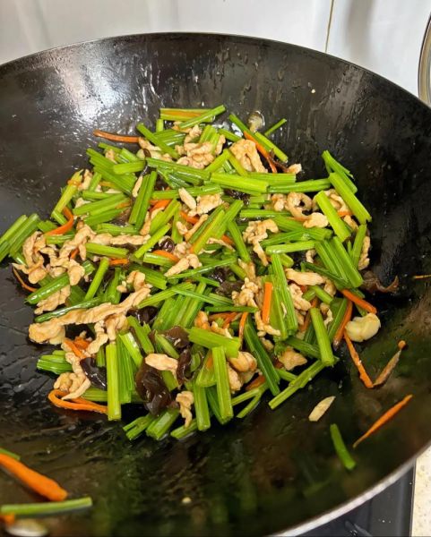 炒芹菜怎么炒才脆_芹菜炒肉要不要焯水-第1张图片-山城妙识