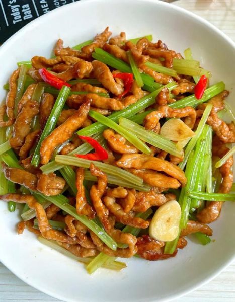 炒芹菜怎么炒才脆_芹菜炒肉要不要焯水-第2张图片-山城妙识