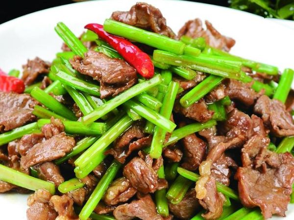 牛肉炒芹菜怎么做_牛肉炒芹菜的家常做法-第2张图片-山城妙识