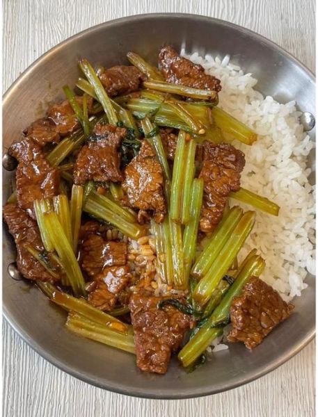 牛肉炒芹菜怎么做_牛肉炒芹菜的家常做法-第3张图片-山城妙识