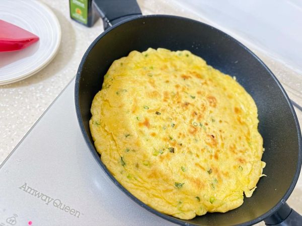煎鸡蛋饼怎么做_鸡蛋饼不粘锅技巧-第1张图片-山城妙识