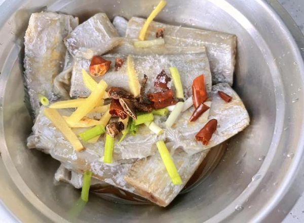 椒盐带鱼怎么做_椒盐带鱼怎么炸才酥脆-第3张图片-山城妙识