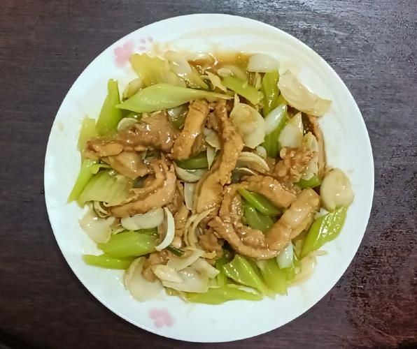 西芹怎么炒好吃_西芹炒肉的家常做法-第1张图片-山城妙识