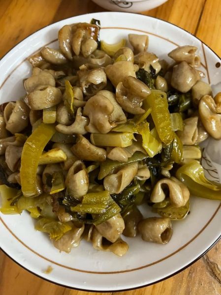 猪大肠炒酸菜怎么做_酸菜炒猪大肠要不要焯水-第1张图片-山城妙识