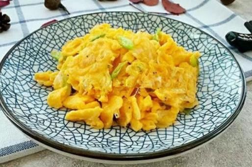 虾皮炒鸡蛋怎么炒才嫩_虾皮炒鸡蛋要不要焯水-第3张图片-山城妙识