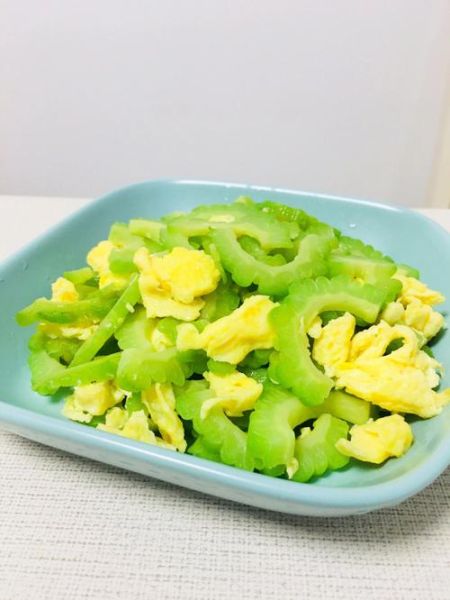 鸡蛋炒苦瓜怎么做不苦_苦瓜炒蛋要不要焯水-第2张图片-山城妙识