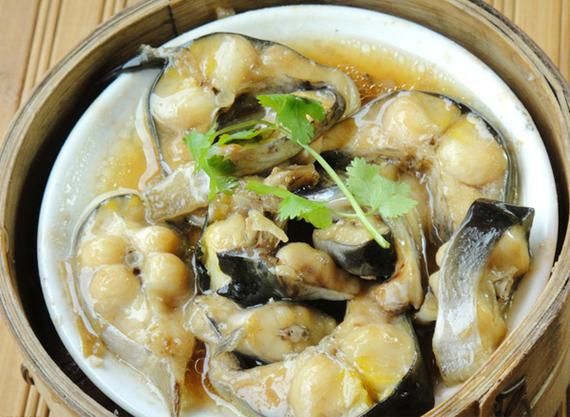 炖鲶鱼的家常做法_鲶鱼怎么炖才没土腥味-第1张图片-山城妙识