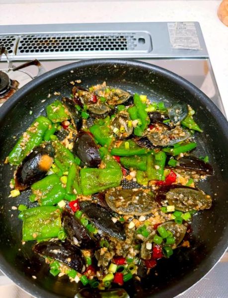 皮蛋炒青椒怎么做_皮蛋炒青椒用不用焯水-第1张图片-山城妙识