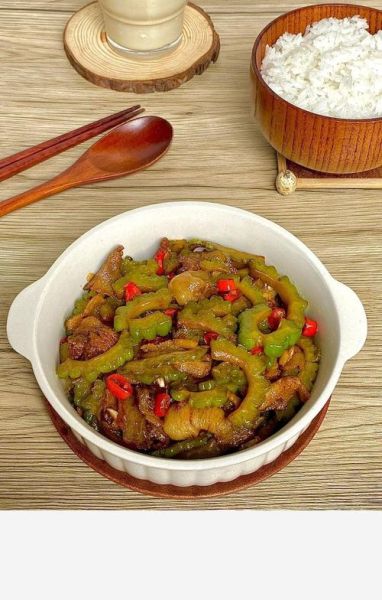 苦瓜炒肉怎么做不苦_苦瓜炒肉的家常做法-第2张图片-山城妙识