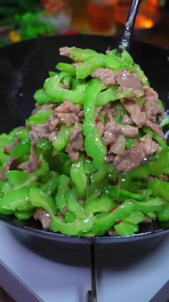 苦瓜炒肉怎么做不苦_苦瓜炒肉的家常做法-第3张图片-山城妙识