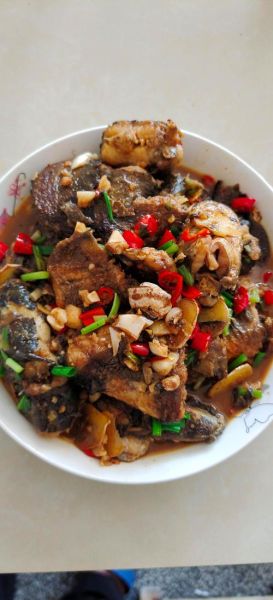 红烧鲶鱼怎么做好吃_家常红烧鲶鱼做法-第3张图片-山城妙识