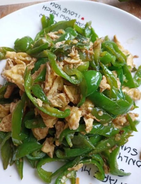 青椒炒鸡蛋怎么炒好吃_青椒炒鸡蛋的家常做法-第1张图片-山城妙识