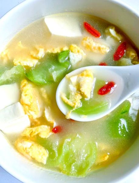 丝瓜豆腐汤怎么做_丝瓜豆腐汤的功效与禁忌-第2张图片-山城妙识