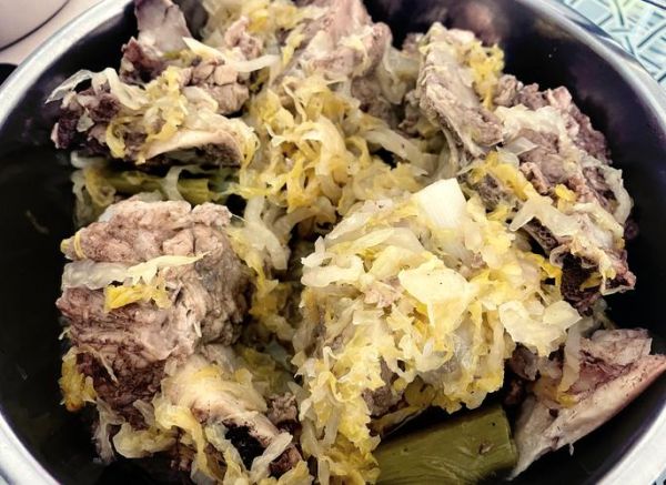 酸菜炖大骨头怎么做_酸菜炖大骨头要焯水吗-第2张图片-山城妙识