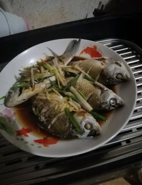 清蒸鲫鱼怎么做_清蒸鲫鱼蒸多久才鲜嫩-第2张图片-山城妙识