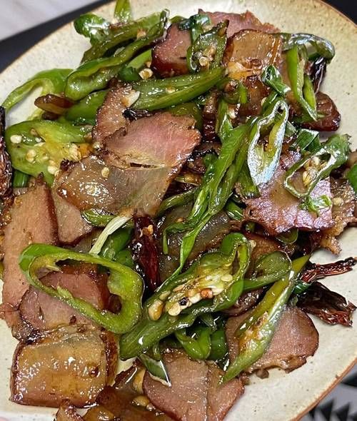 辣椒炒腊肉怎么做_腊肉炒辣椒要不要焯水-第2张图片-山城妙识 辣椒炒腊肉怎么做_腊肉炒辣椒要不要焯水-第2张图片-山城妙识