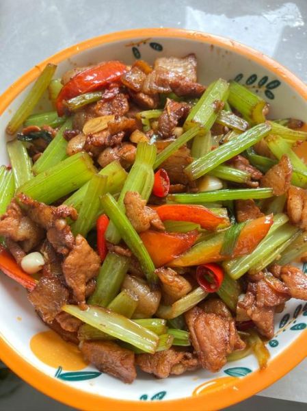 芹菜怎么炒好吃_芹菜炒肉的家常做法-第3张图片-山城妙识