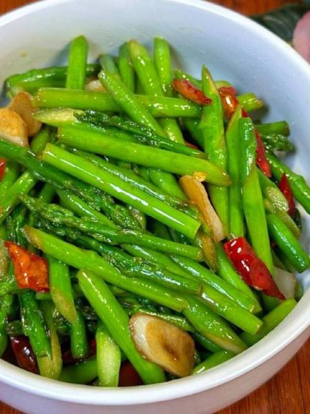清炒芦笋怎么做_芦笋焯水几分钟才脆绿-第3张图片-山城妙识