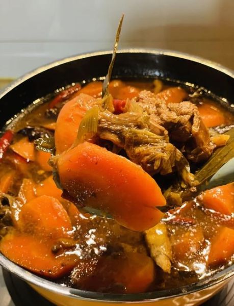 胡萝卜炖羊肉怎么做_胡萝卜炖羊肉用高压锅还是砂锅-第1张图片-山城妙识