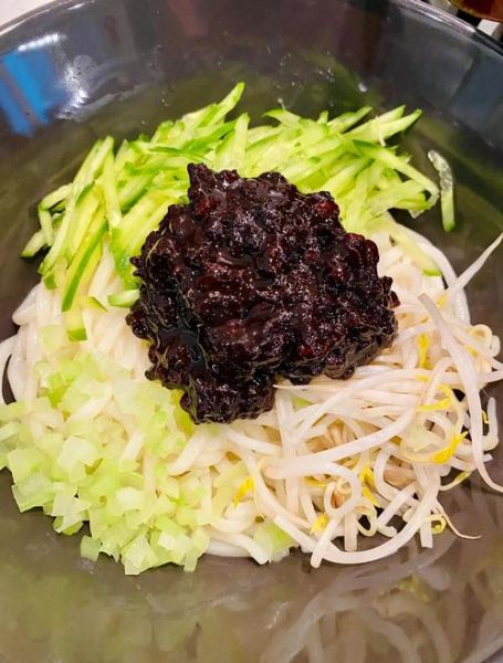 炸酱面怎么做_炸酱面做法视频详细步骤-第3张图片-山城妙识