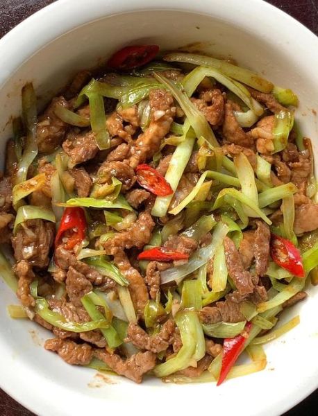 韭黄炒肉丝怎么做_韭黄炒肉丝需要焯水吗-第1张图片-山城妙识