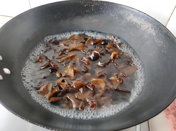 炒木耳怎么做_木耳炒前要不要焯水-第2张图片-山城妙识
