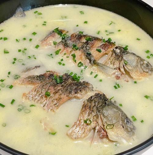 炖鲫鱼的家常做法_鲫鱼汤怎么炖才白-第1张图片-山城妙识