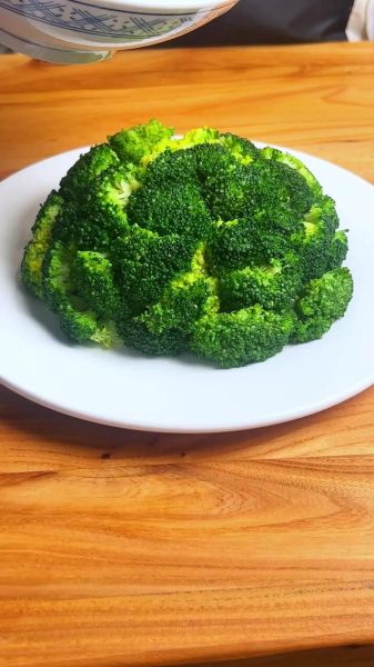 白灼西兰花怎么做_焯水几分钟才脆绿-第1张图片-山城妙识 白灼西兰花怎么做_焯水几分钟才脆绿-第1张图片-山城妙识