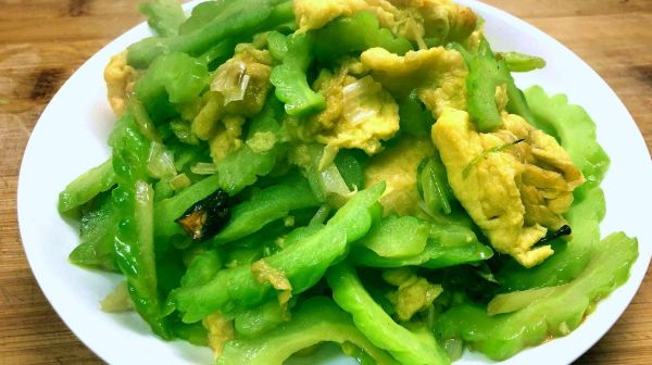 苦瓜炒鸡蛋怎么做_苦瓜炒鸡蛋要不要焯水-第2张图片-山城妙识
