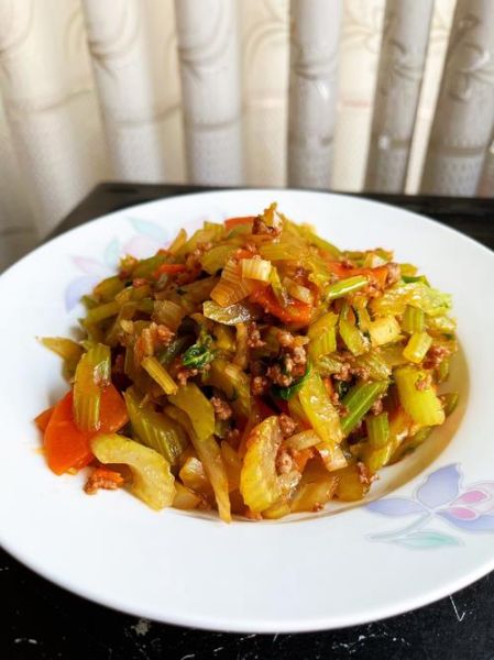 芹菜炒肉丝怎么做_芹菜炒肉丝用焯水吗-第3张图片-山城妙识 芹菜炒肉丝怎么做_芹菜炒肉丝用焯水吗-第3张图片-山城妙识