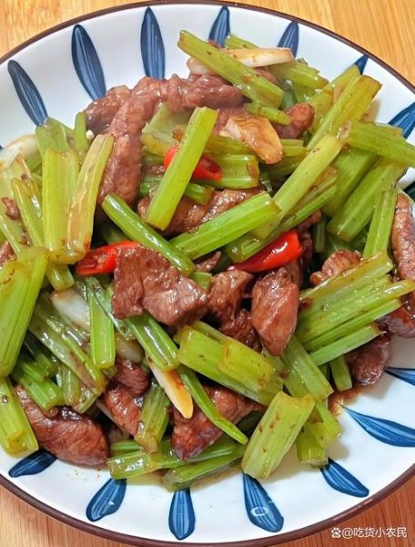 芹菜炒肉丝怎么做_芹菜炒肉丝用焯水吗-第1张图片-山城妙识 芹菜炒肉丝怎么做_芹菜炒肉丝用焯水吗-第1张图片-山城妙识