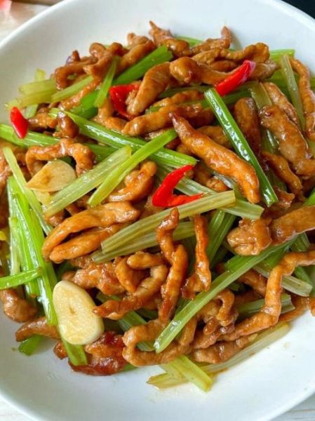 芹菜炒肉丝怎么做_芹菜炒肉丝用焯水吗-第2张图片-山城妙识 芹菜炒肉丝怎么做_芹菜炒肉丝用焯水吗-第2张图片-山城妙识
